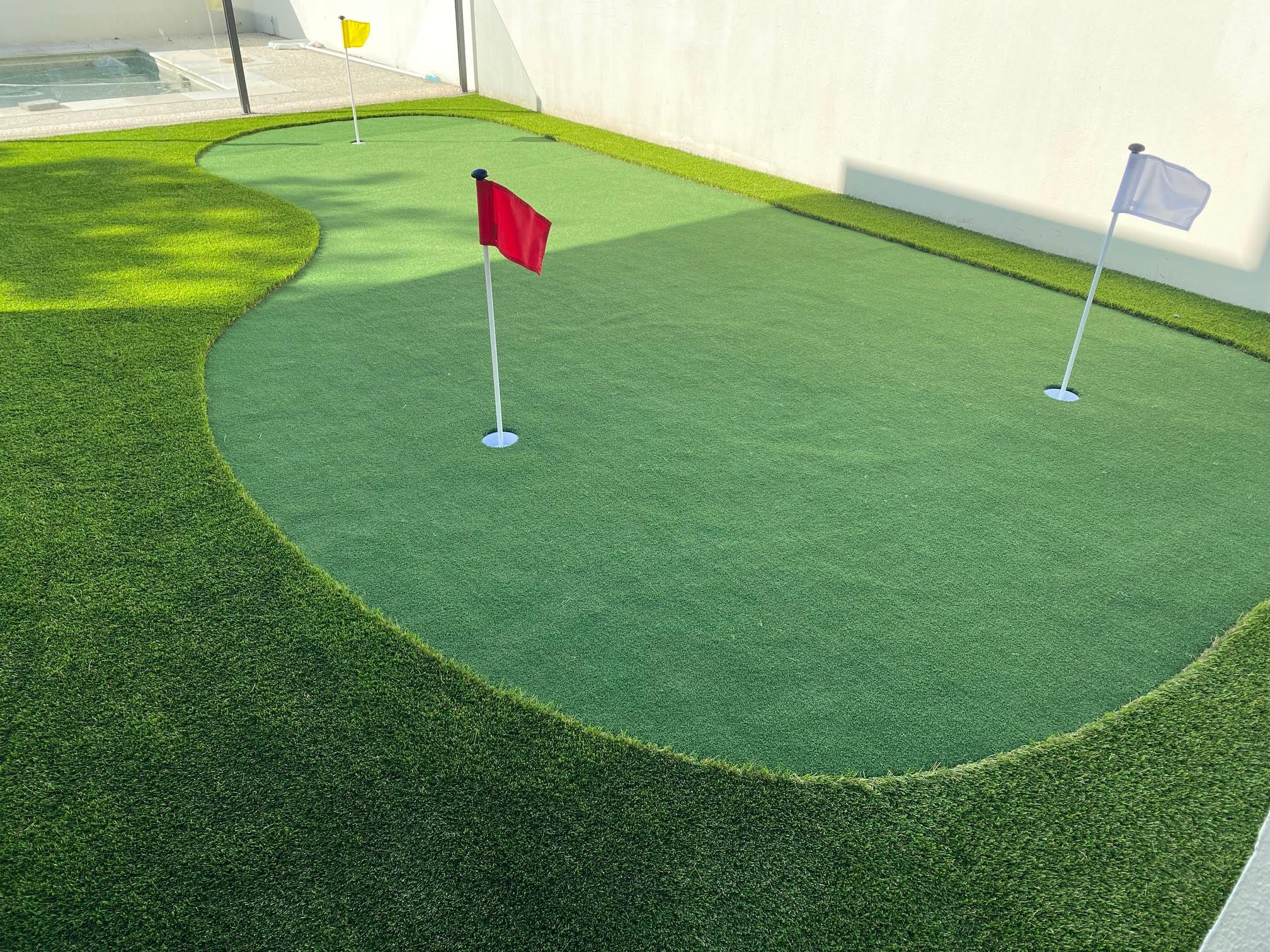 6 tips for creating a professional-looking home putting green
